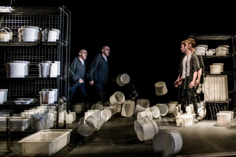 Raudona - Jaunimo Teatras
